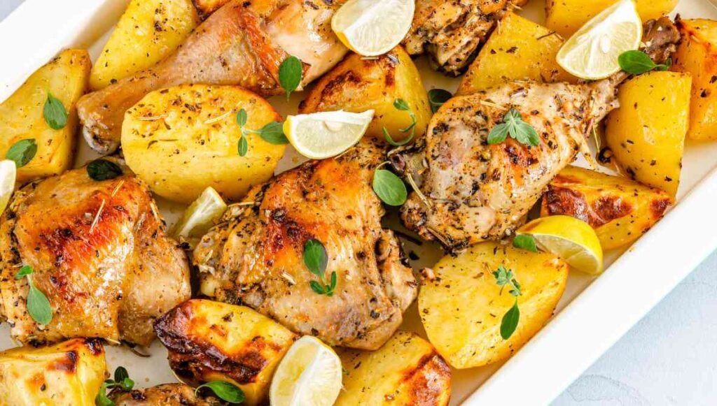 Coxa sobrecoxa assada com batata e especiarias crocantes